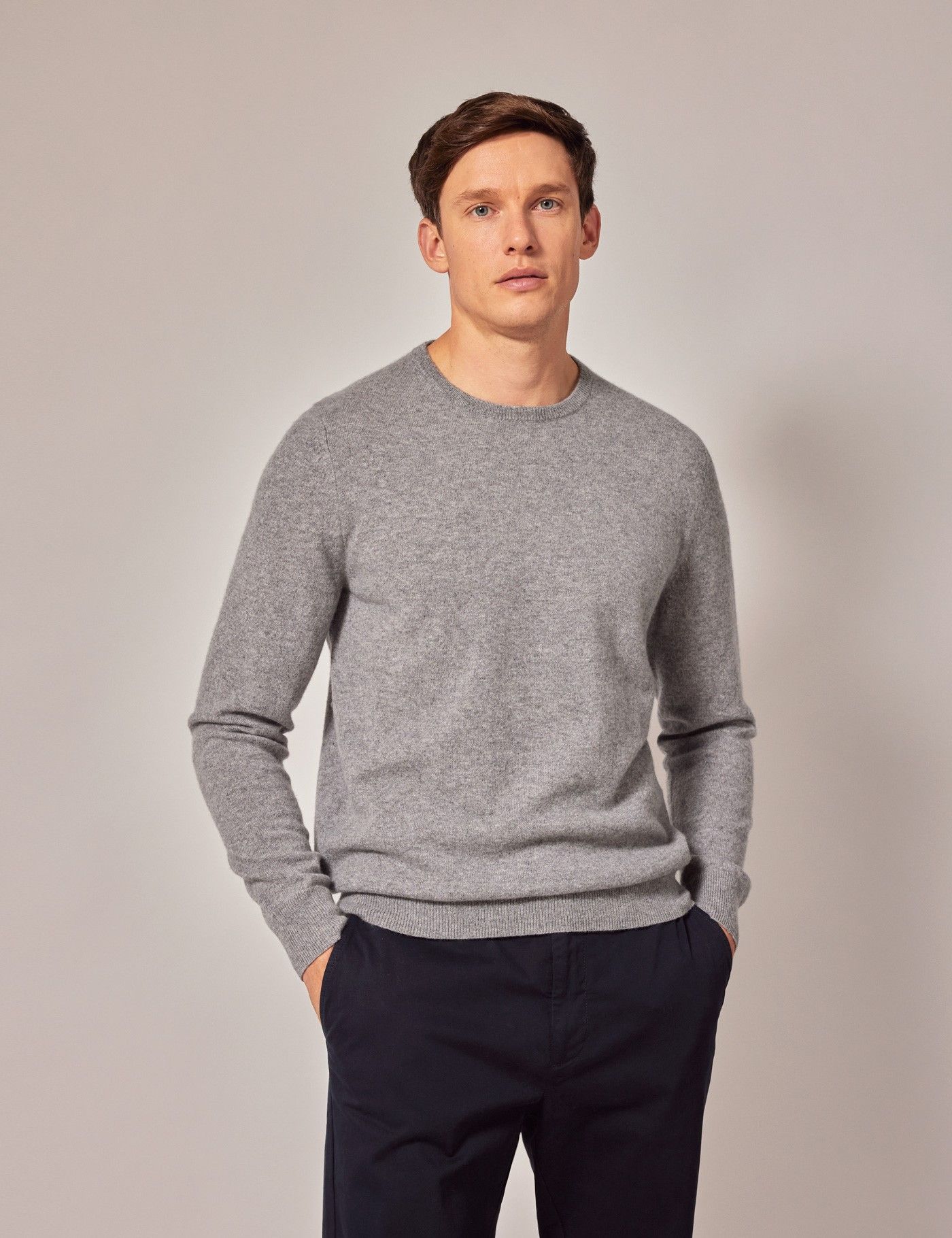 Men's Mid Grey Cashmere Crew Neck Sweater| Hawes & Curtis